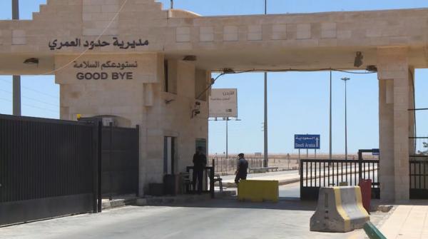 100,000 narcotic pills seized inside bag in Al-Omari crossing | Jordan ...