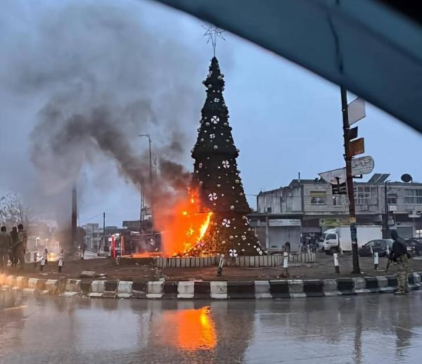 Hundreds protest in Damascus after Christmas tree burned | World ...