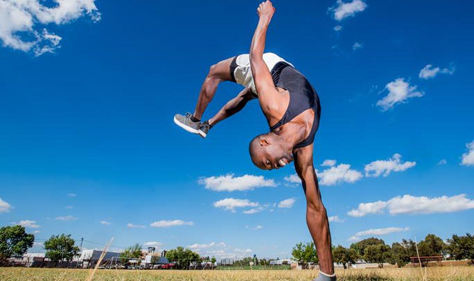 Gymnast alternates hands for 31 back handsprings, breaks world record ...