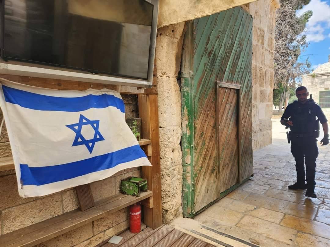 Hundreds of Israeli colonists break into Jerusalem's Aqsa Mosque ...