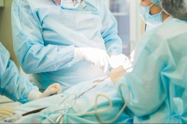 Prosecution detains a secretary who performed plastic surgery to a ...
