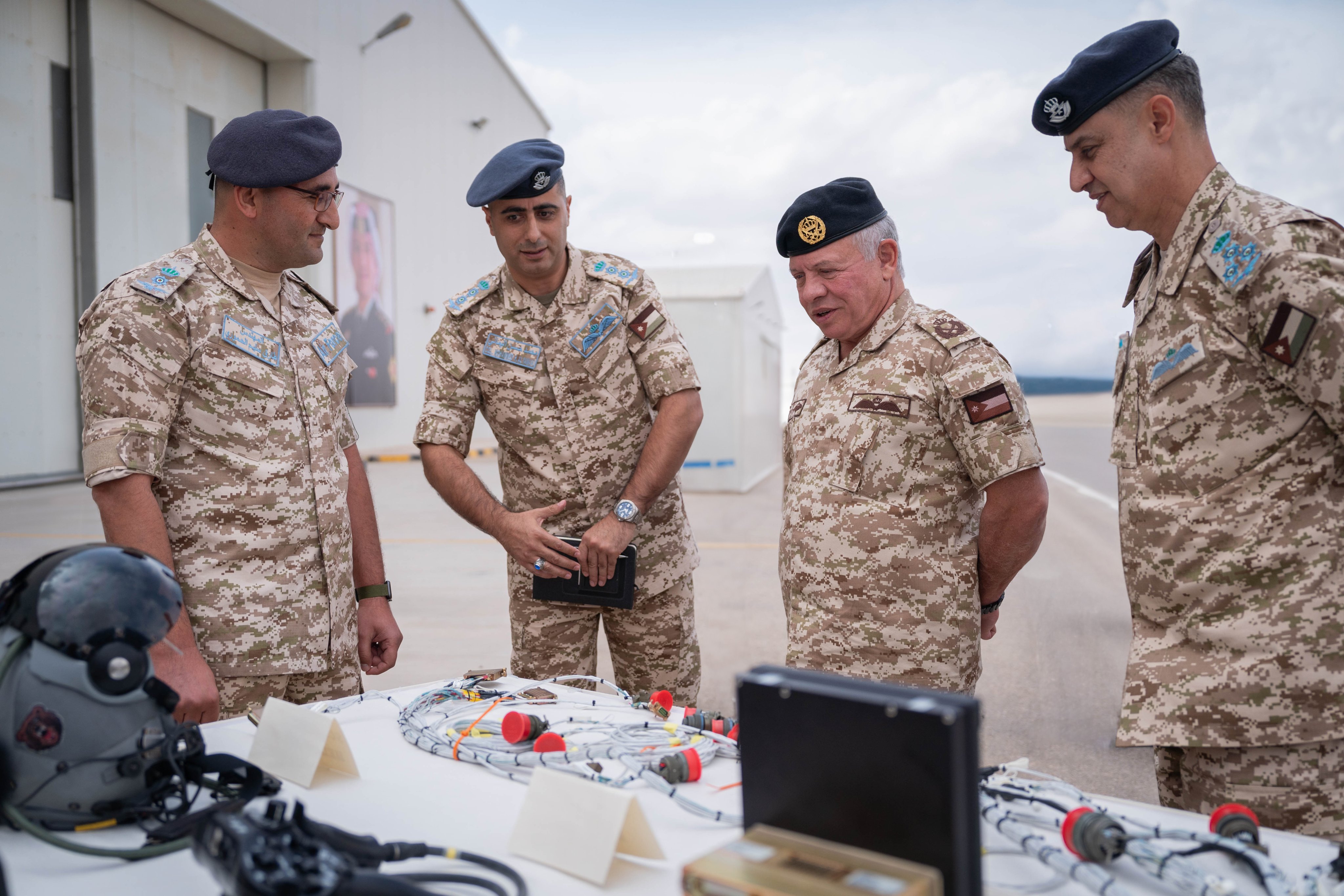 King visits RJAF’s Sahl Nsab Group | Jordan News | Ammon News