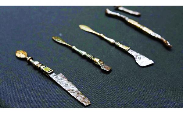 Surgical instruments found in a tomb from the first century AD ...